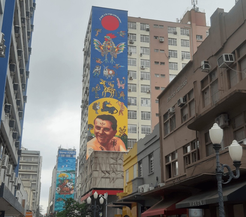 Os galos cósmicos do artista Meyer Filho invadem o Centro de ...